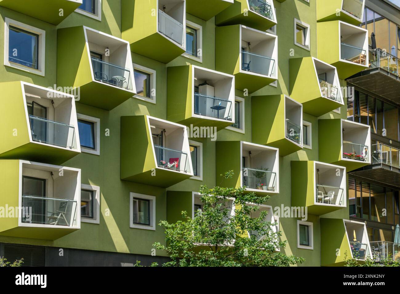 Moderne dänische Architektur in Orestad, schräge Balkone ...