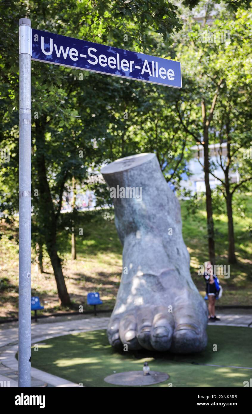 01 August 2024, Hamburg: The new street sign ""Uwe-Seeler-Allee ...