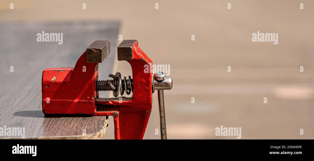 Antique vice clamp hi-res stock photography and images - Alamy