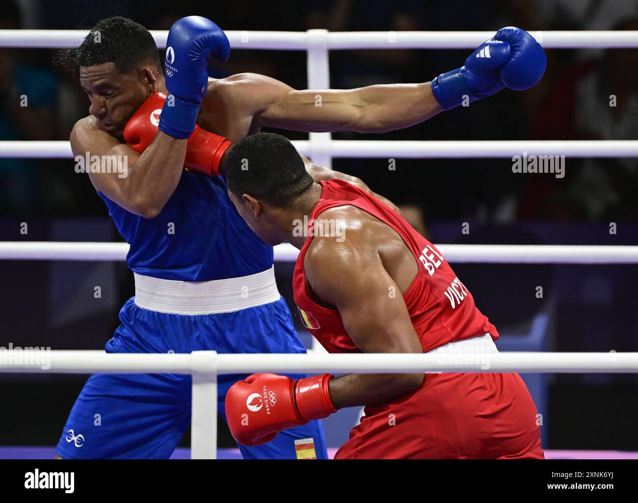 Paris, France. 01st Aug, 2024. Belgian boxer Victor Schelstraete (red ...