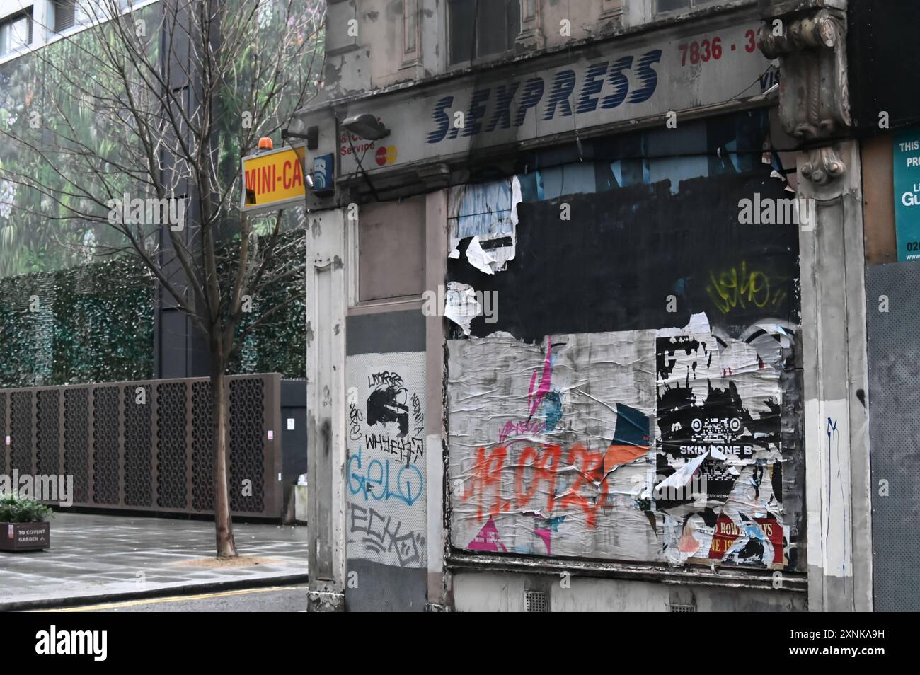 Old shop boarded up hi-res stock photography and images - Alamy