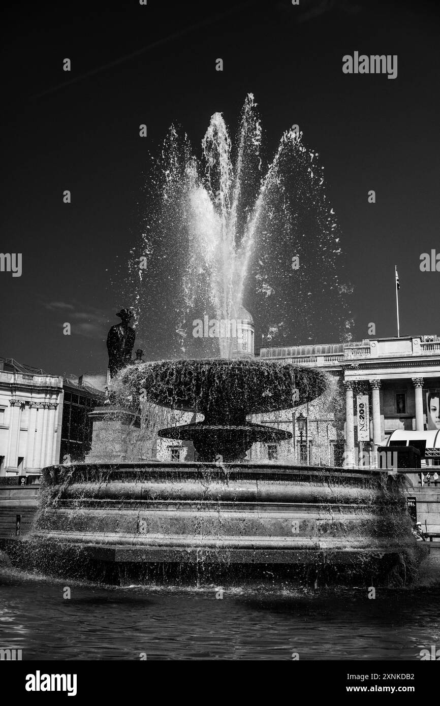 Sculpture trafalgar square Black and White Stock Photos & Images - Alamy