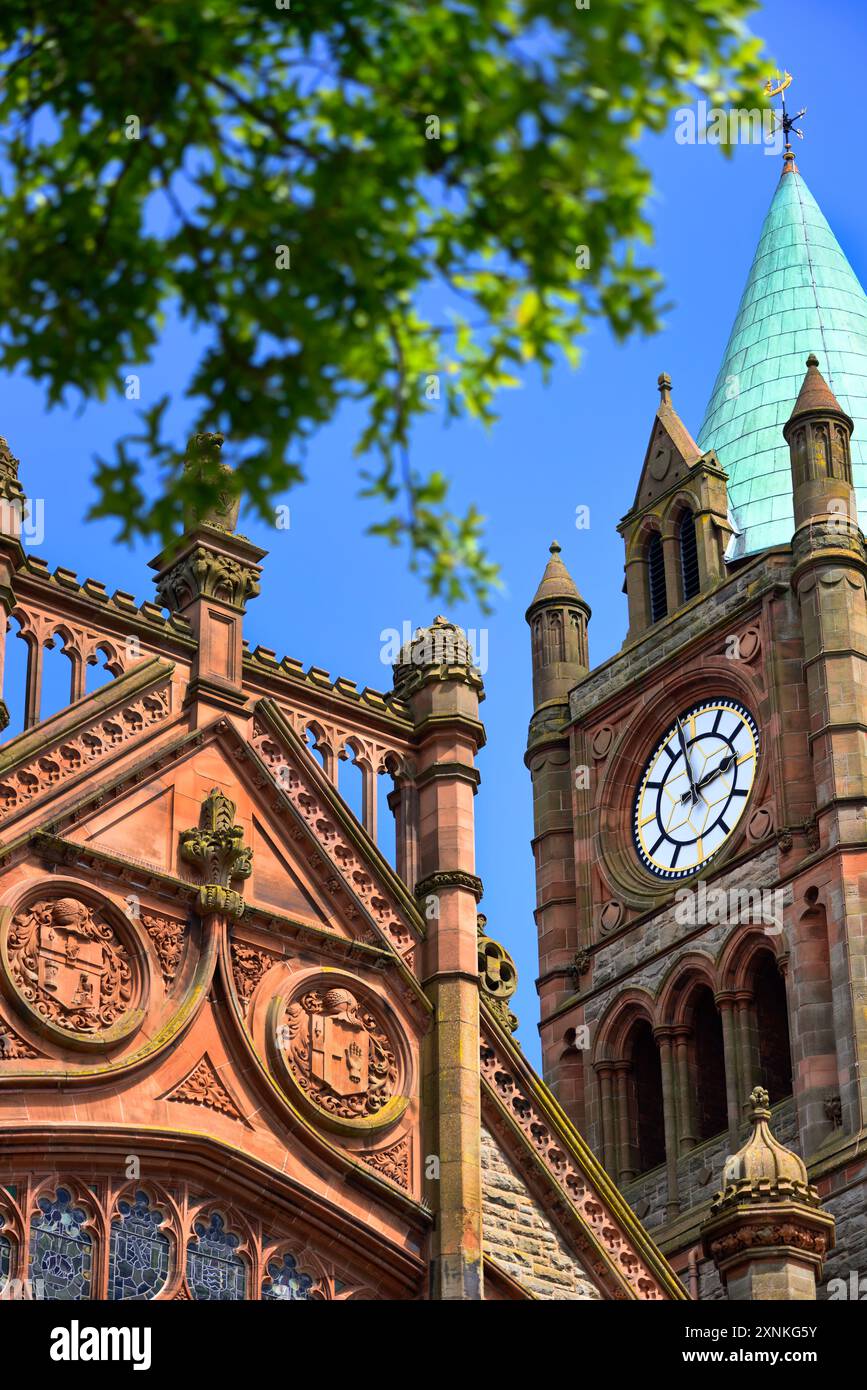 To the windows of the guildhall in londonderry hi-res stock photography ...