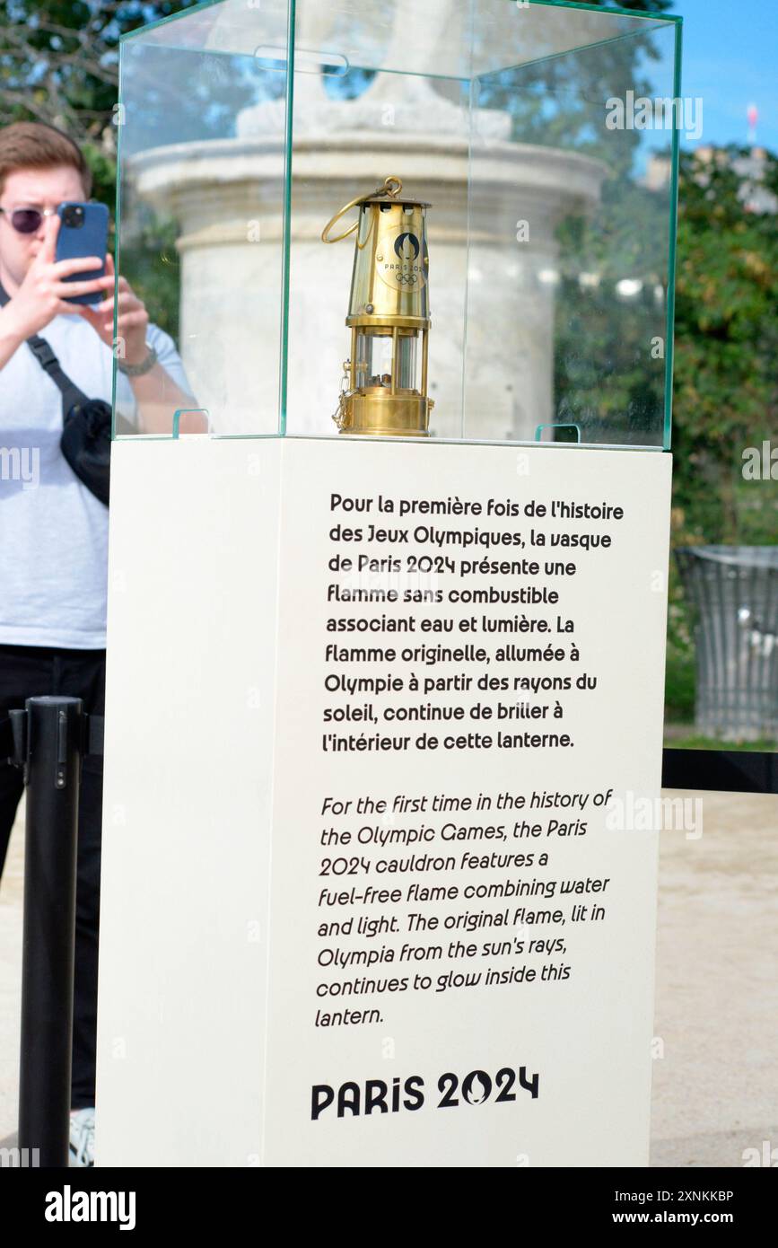 olympic torch with original flame ftom Greece in Jardin of Tuileries ...