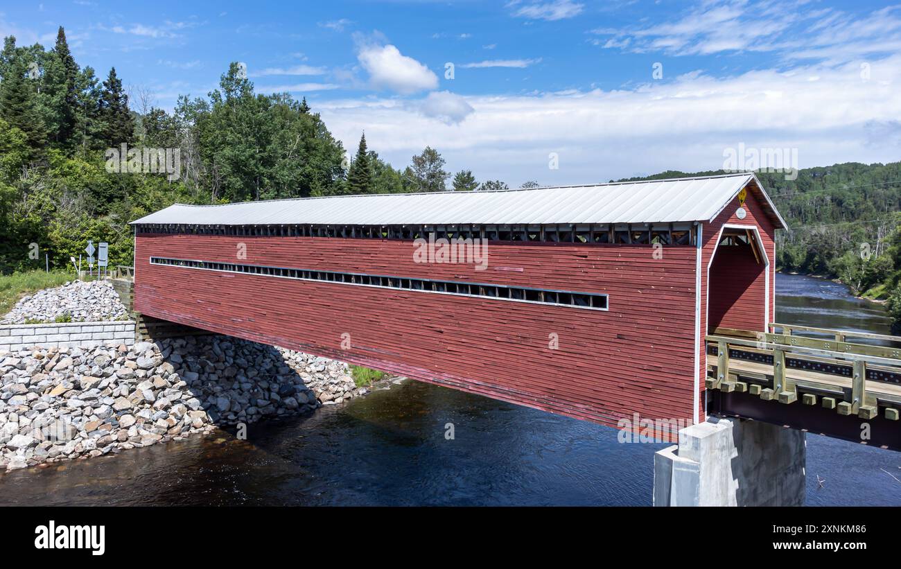Side view of Louis-Gravel covered bridge (1934). Municipality of Sacré ...