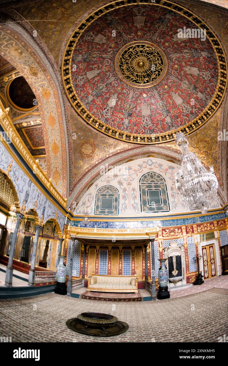 Gilded room courtyard hi-res stock photography and images - Alamy