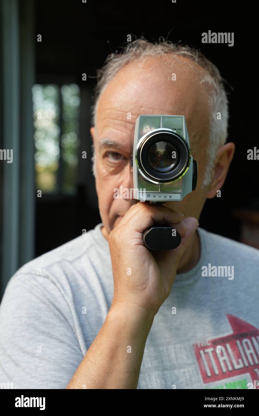 Symbolfoto, model realase vorhanden GER, 20240801, Alte kamera mit Mann ...