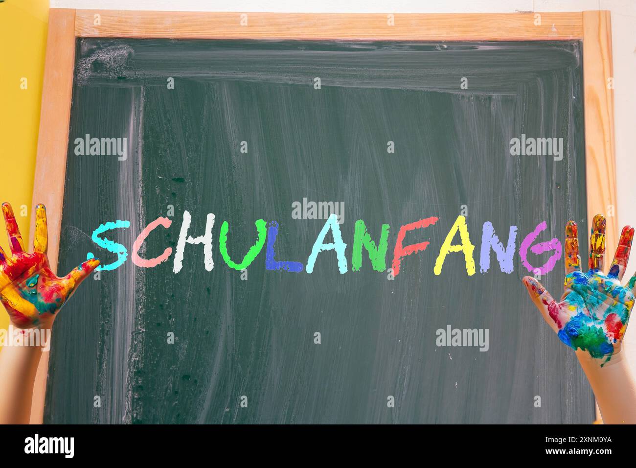 Symbolbild Schulstart: Auf einer Schultafel steht SCHULANFANG Composing ...