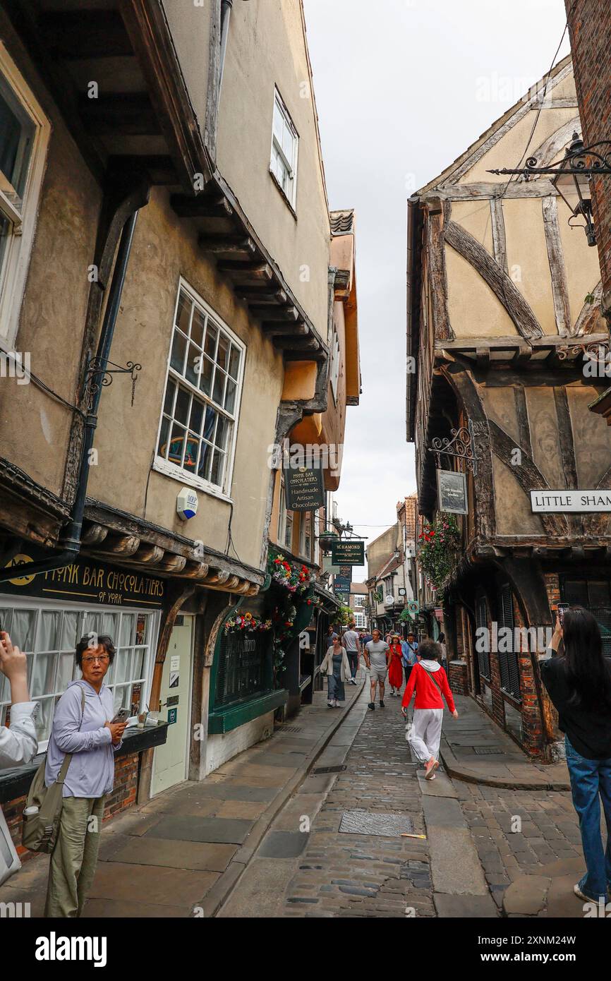 The Shambles, a medieval street in York City centre, Yorkshire, England ...