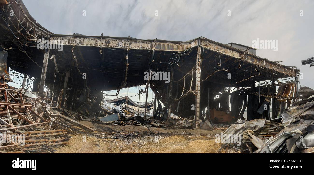 Burnt warehouse with a metal frame and sandwich panels Stock Photo - Alamy