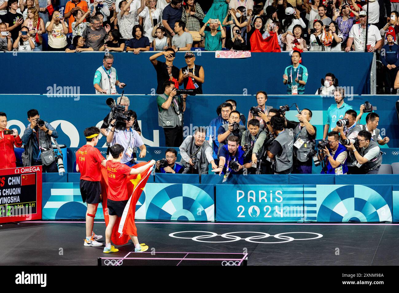 WANG Chuqin / SUN Yingsha (CHN) mit Fotografen nach dem Finale vs. RI Jong Silk / KIM Kum Yong ...