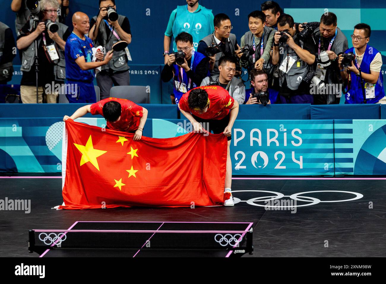WANG Chuqin / SUN Yingsha (CHN) mit Fotografen nach dem Finale vs. RI ...