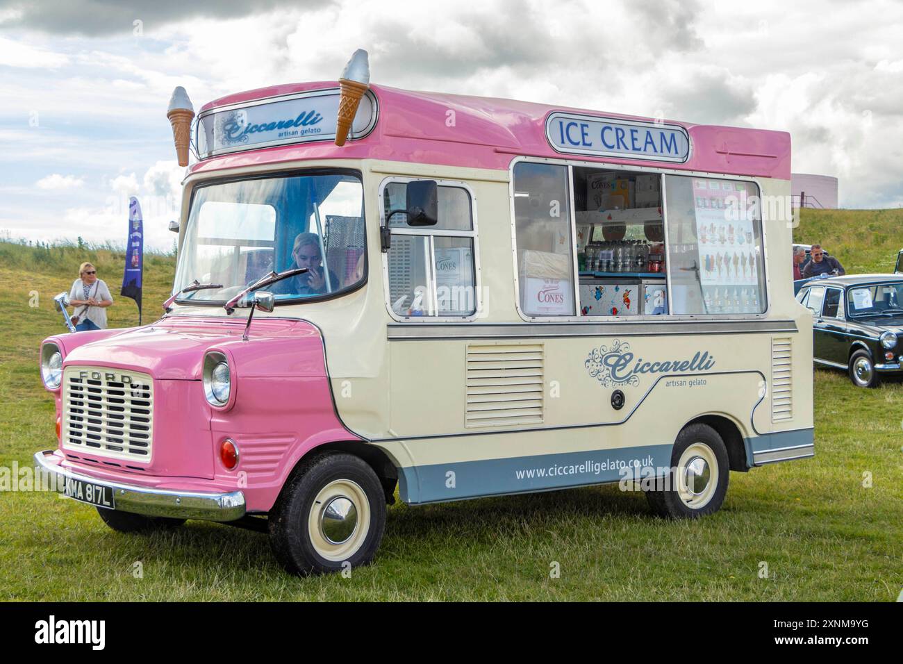 ciccarelli artisan gelato vintage Ford Transit ice cream van uk Stock ...