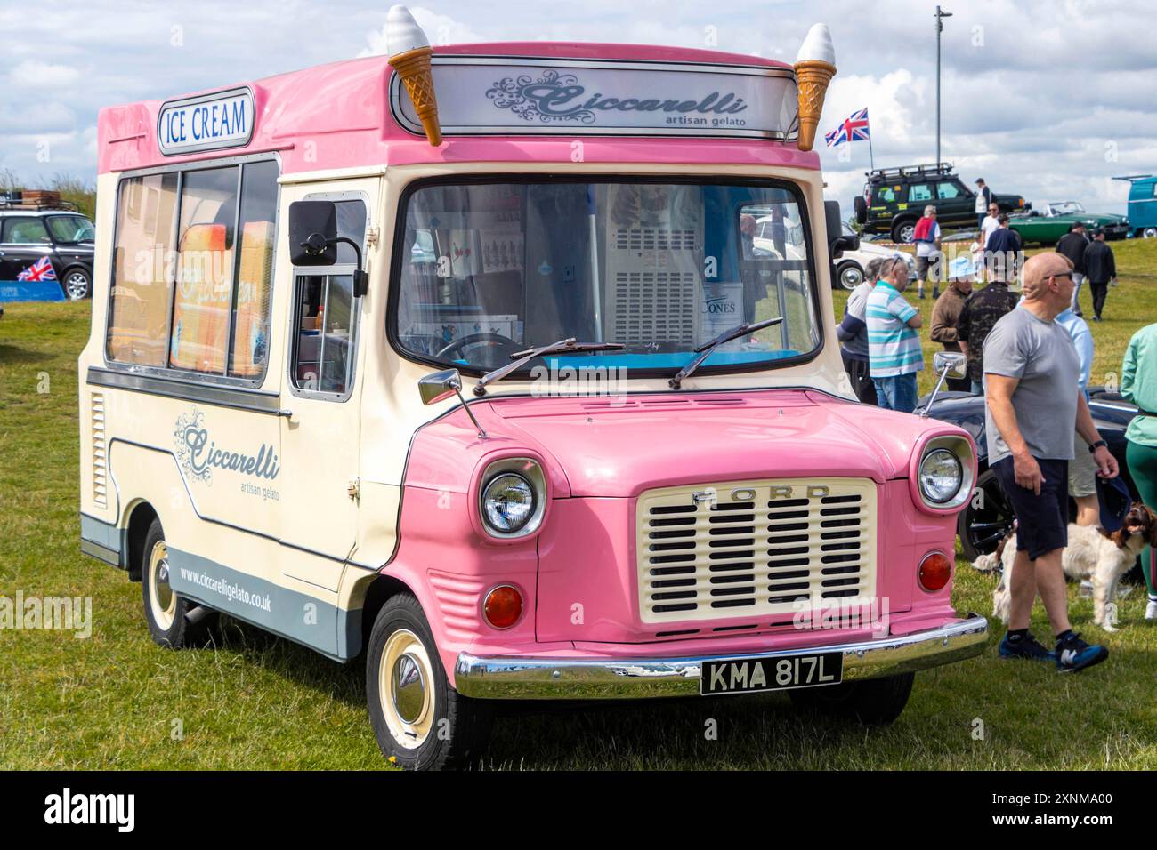 ciccarelli artisan gelato vintage Ford Transit ice cream van uk Stock ...