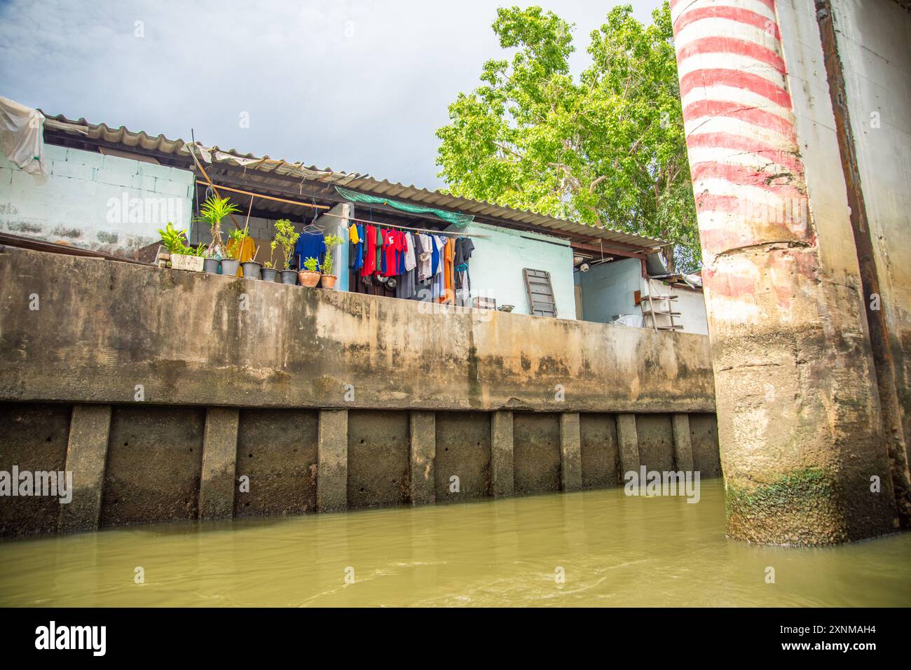 Slums on the water in Bangkok Stock Photo - Alamy