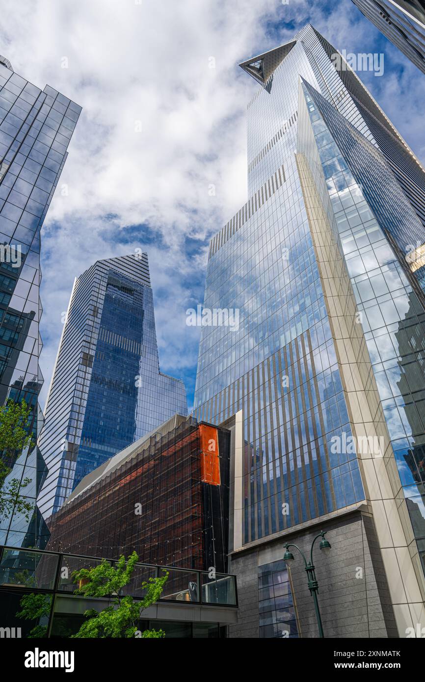 Low angle view of skyscraper with Sky deck observatory Edge in Hudson ...