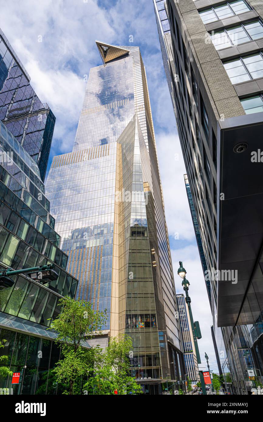 Low angle view of skyscraper with Sky deck observatory Edge in Hudson ...