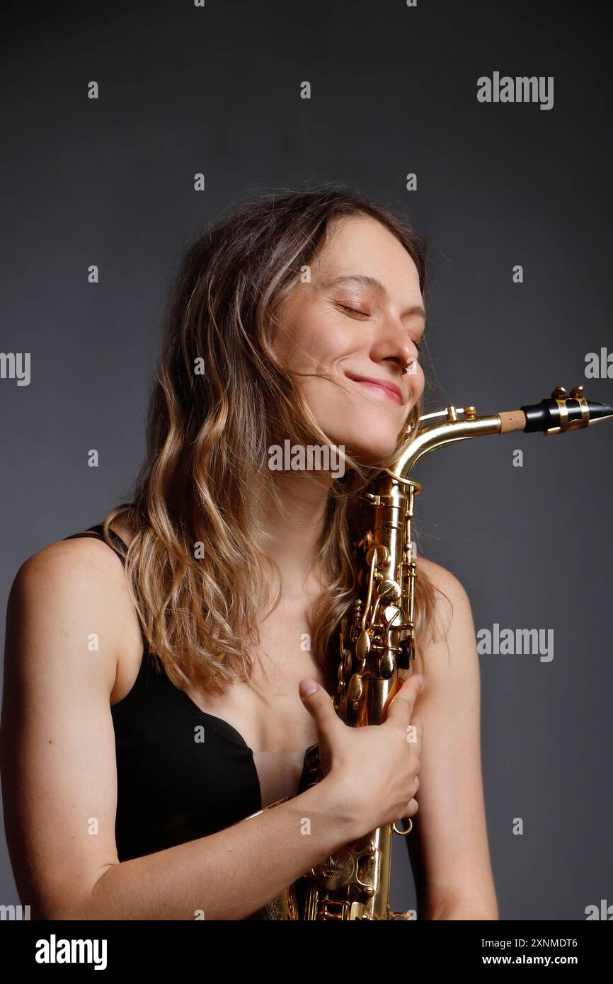 Saxophone girl hi-res stock photography and images - Alamy