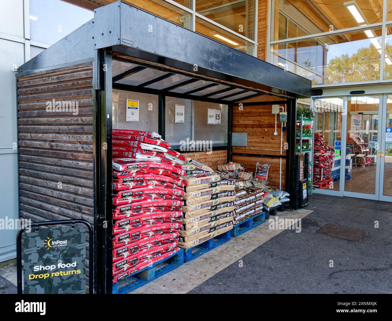 Blue pallets hi-res stock photography and images - Alamy