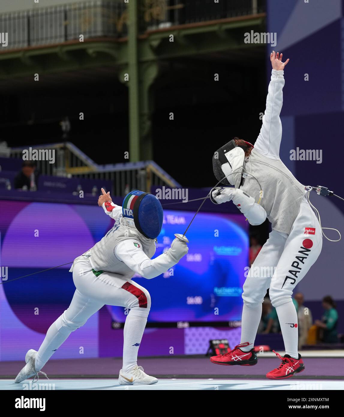 Paris, France. 1st Aug, 2024. Alice Volpi (L) of Italy competes against ...