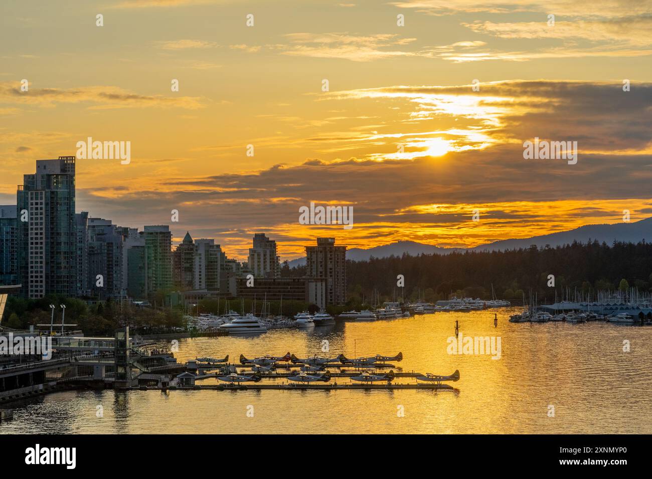 Vancouver skyline canada sunset hi-res stock photography and images - Alamy