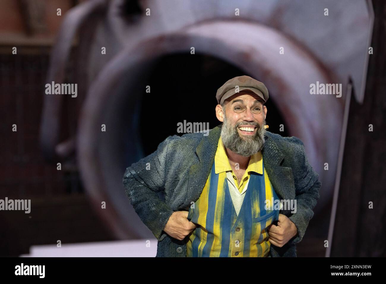 Kammersaenger MatÃ Solyom-Nagy als Tevje, ein Milchmann, waehrend der ...