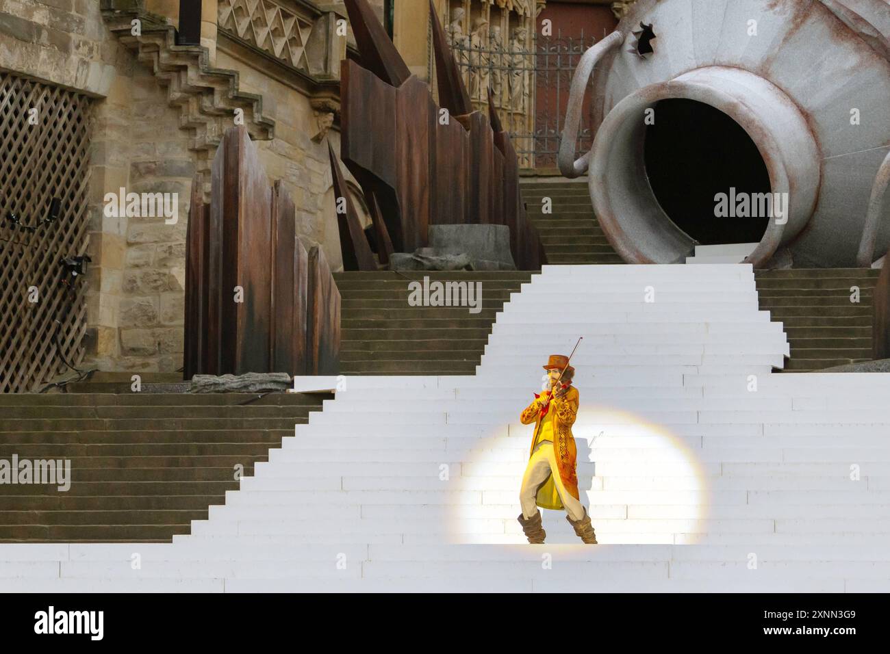 Szene waehrend der Proben zum Musical Anatevka , vor der Kulisse des ...