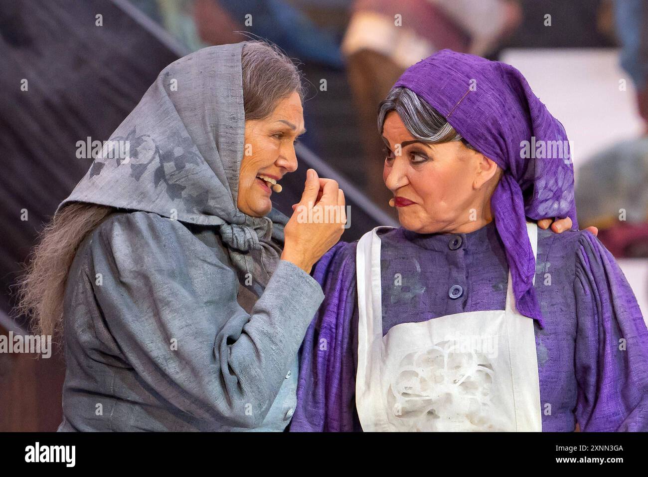 Brigitte Oelke, re. als Golde, die Frau des Milchmannes Tevje und ...
