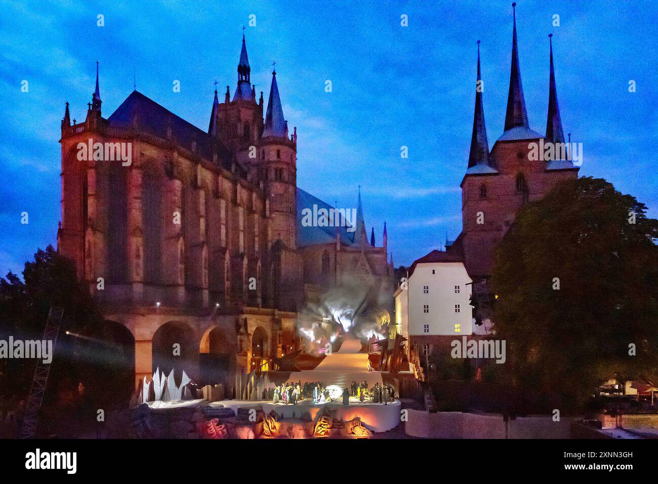 Szene waehrend der Proben zum Musical Anatevka , vor der Kulisse des ...