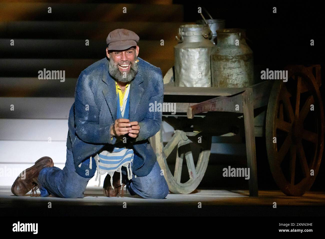 Kammersaenger MatÃ Solyom-Nagy als Tevje, ein Milchmann, waehrend der ...