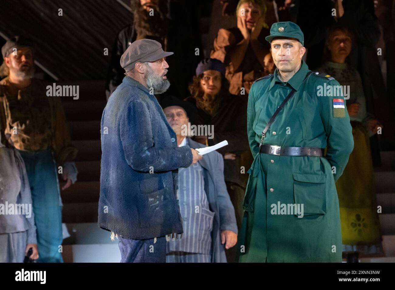 Kammersaenger MatÃ Solyom-Nagy als Tevje, ein Milchmann, li., waehrend ...