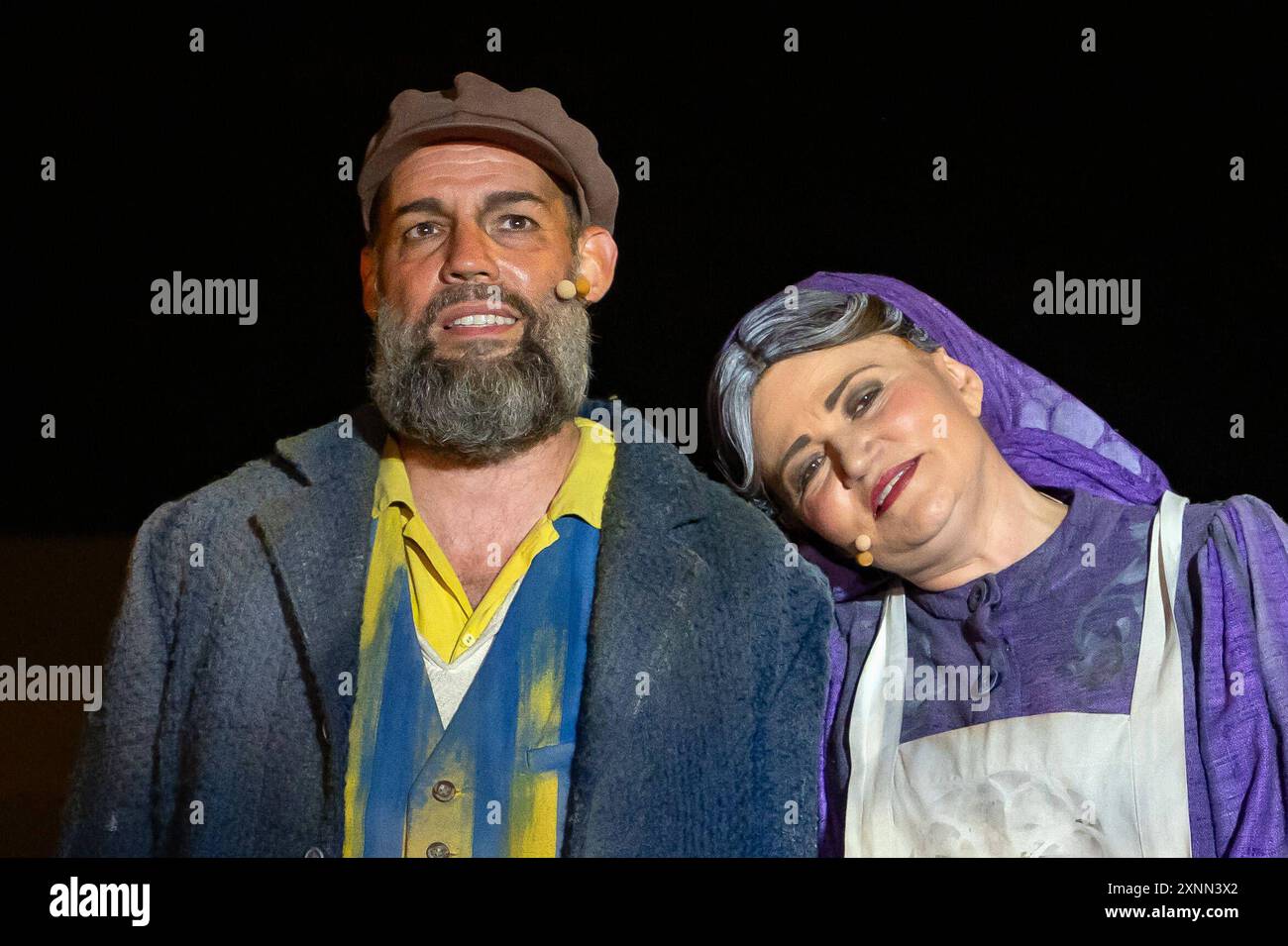 Kammersaenger MatÃ Solyom-Nagy als Tevje, ein Milchmann, und Brigitte ...