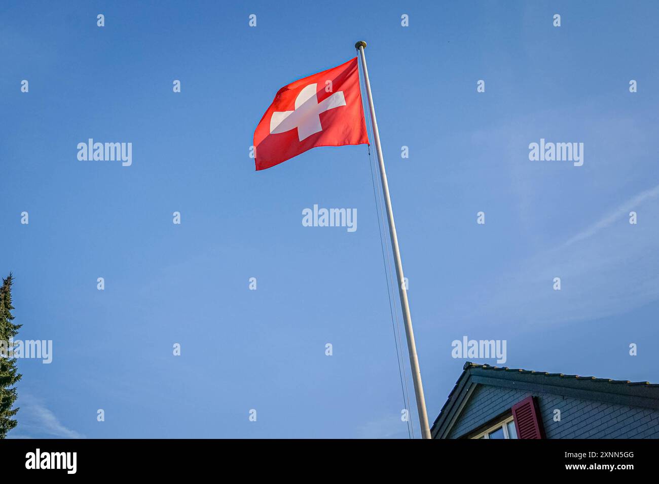 Roter fahnenmast hi-res stock photography and images - Alamy