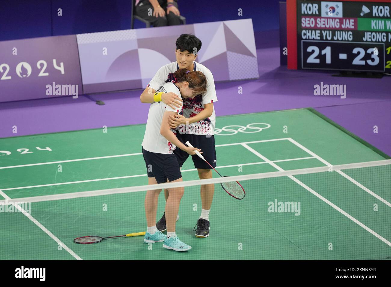 South Korea's Kim Won-ho, right, and Jeong Na-eun celebrate after defeating their compatriots ...