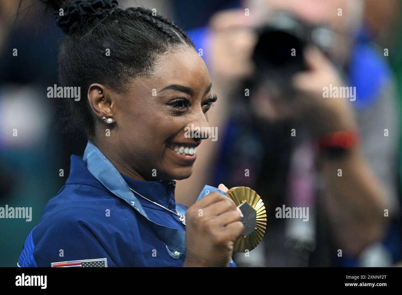 Paris, Fra. 01st Aug, 2024. USA's Simone Biles holds up her Gold ...