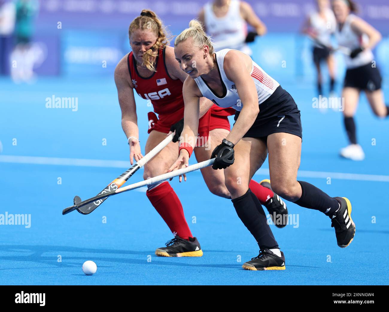 Colombes, France. 1st Aug, 2024. Hannah French (R) of Britain vies for ...