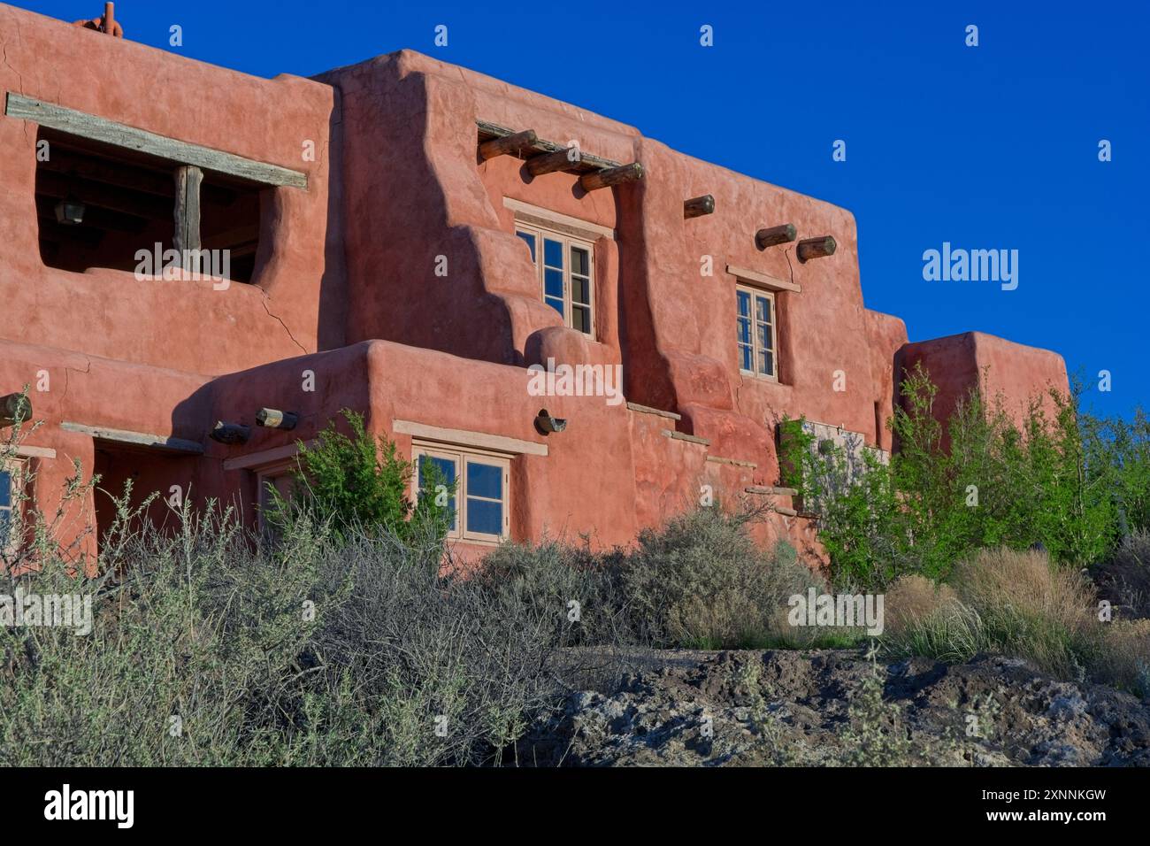 Pueblo revival architecture hi-res stock photography and images - Alamy