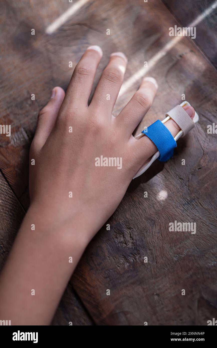Hand splint hi-res stock photography and images - Alamy
