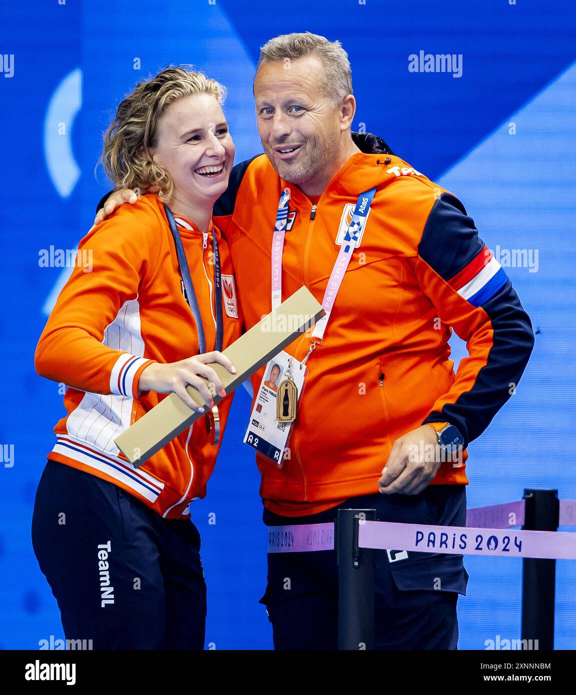 PARIS - Tes Schouten with coach Mark Faber (R) during the ceremony of ...
