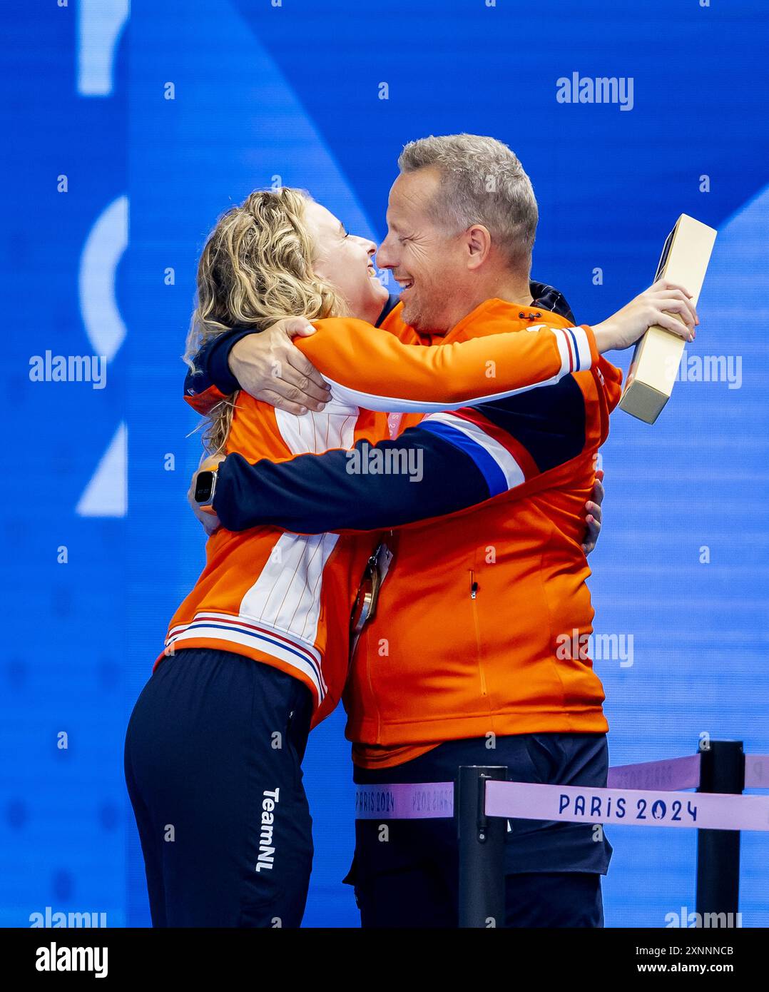PARIS - Tes Schouten with coach Mark Faber (R) during the ceremony of ...