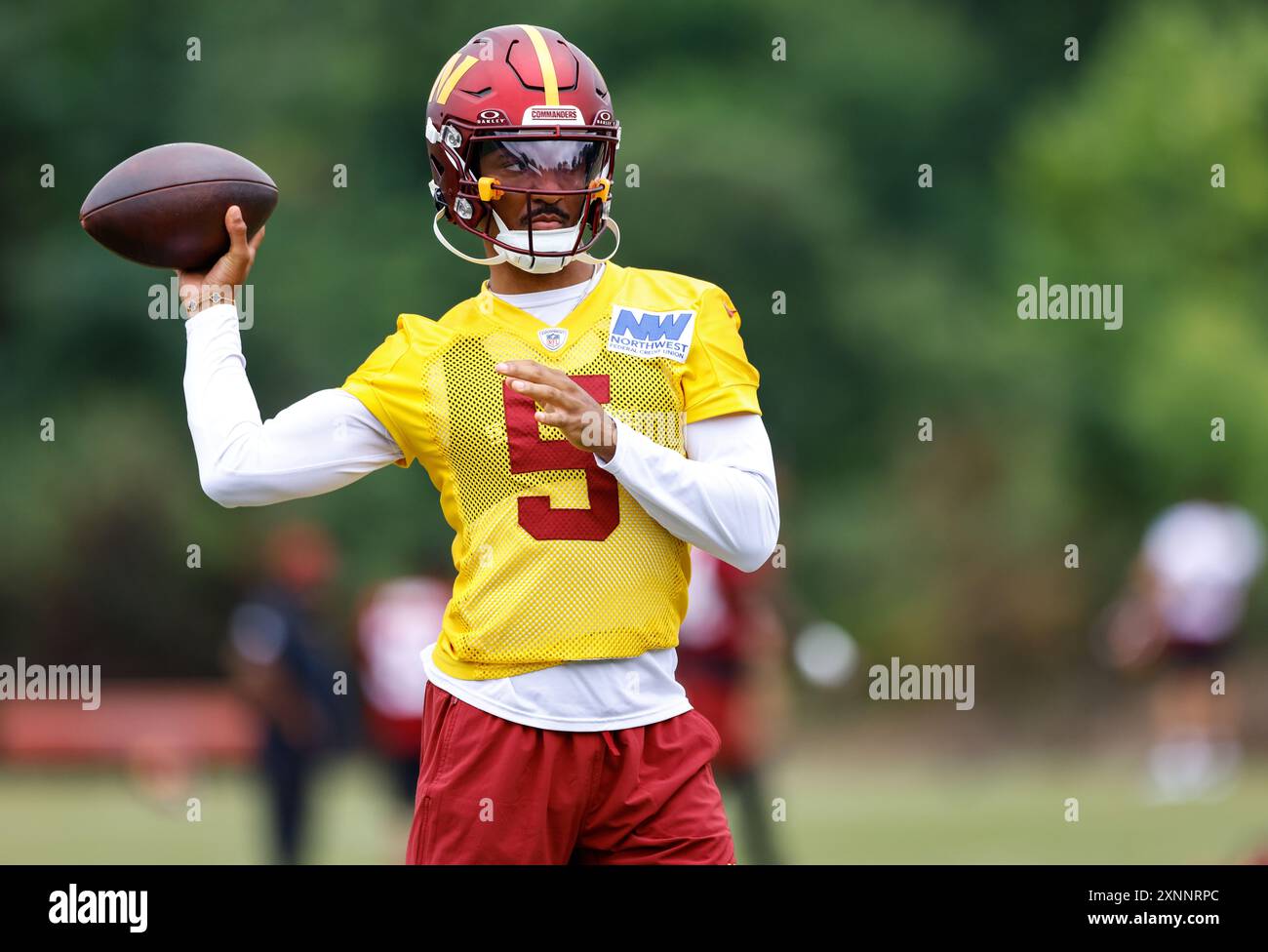 Washington Commanders quarterback Jayden Daniels (5) warming up before ...