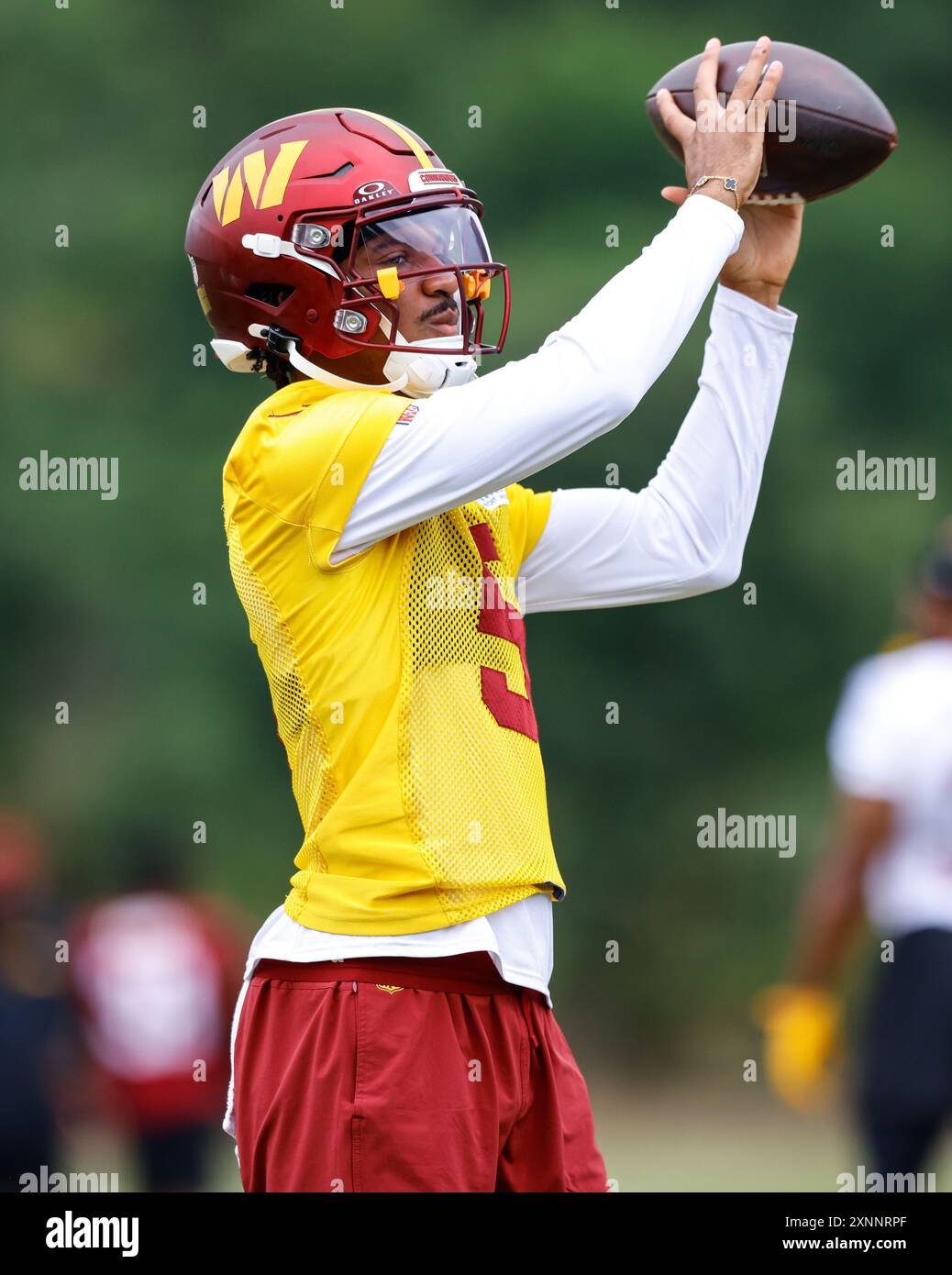Washington Commanders quarterback Jayden Daniels (5) warming up before ...