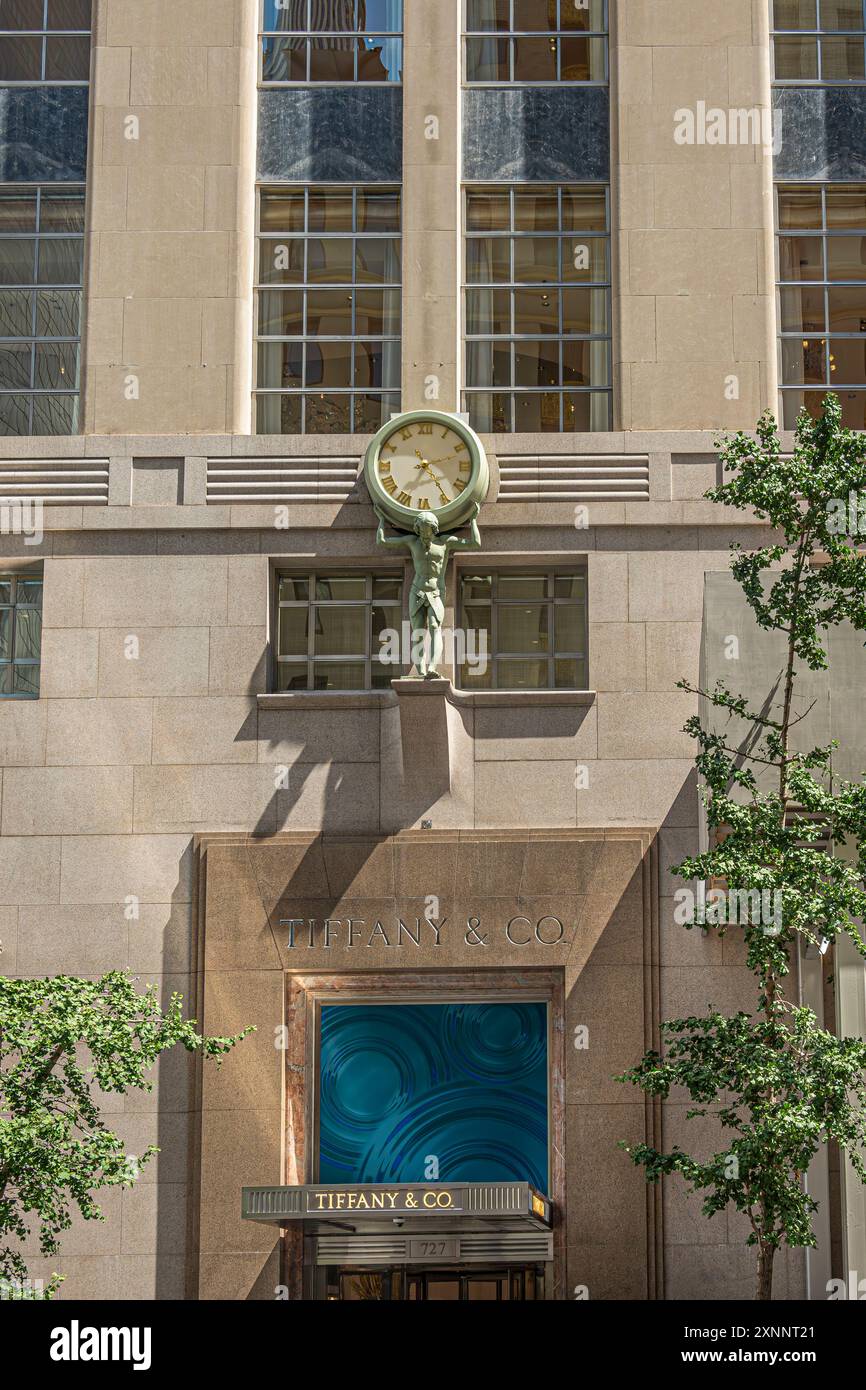 New York, NY, USA - August 2, 2023: Tiffany and Co building statue and ...