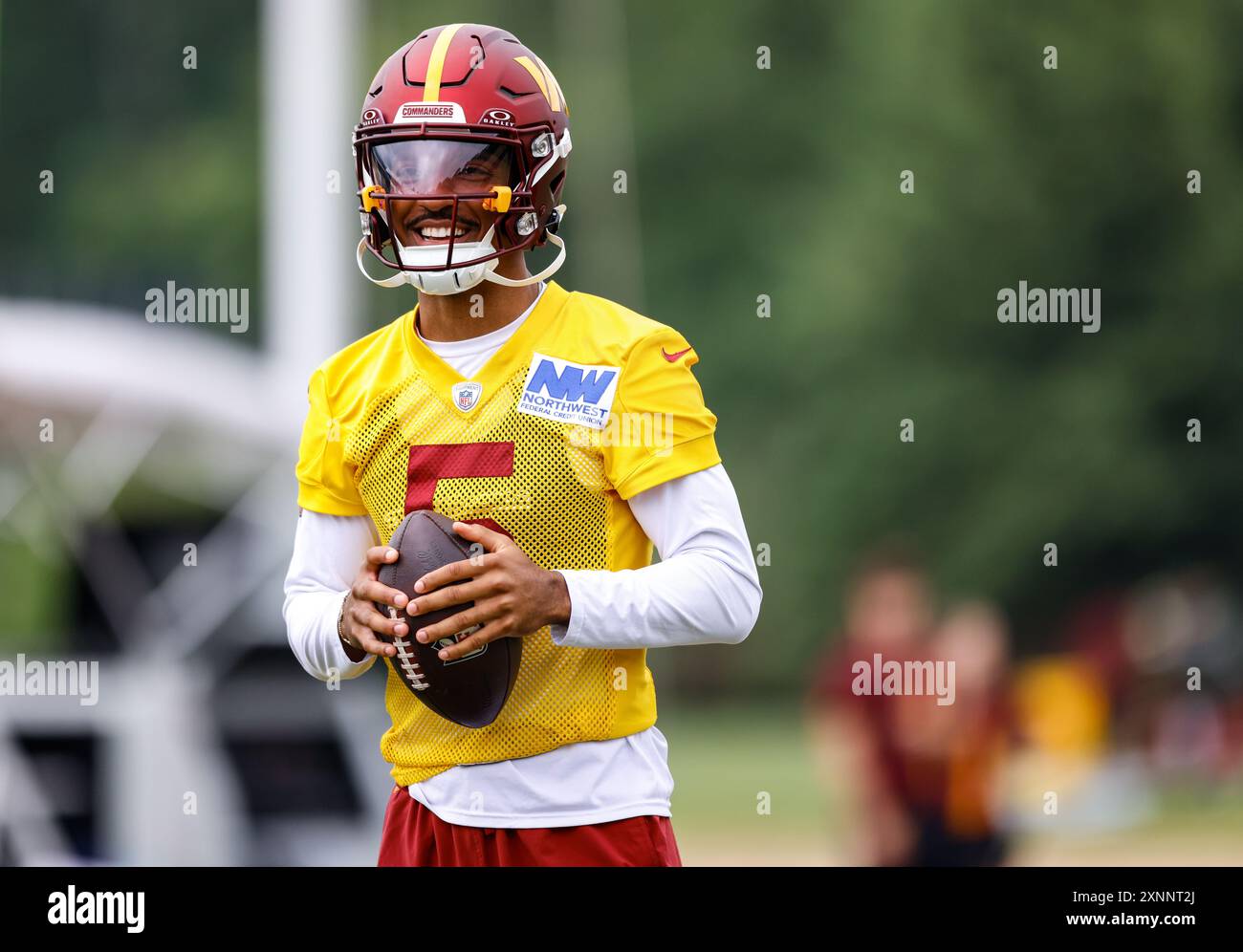 Washington Commanders quarterback Jayden Daniels (5) warming up before ...
