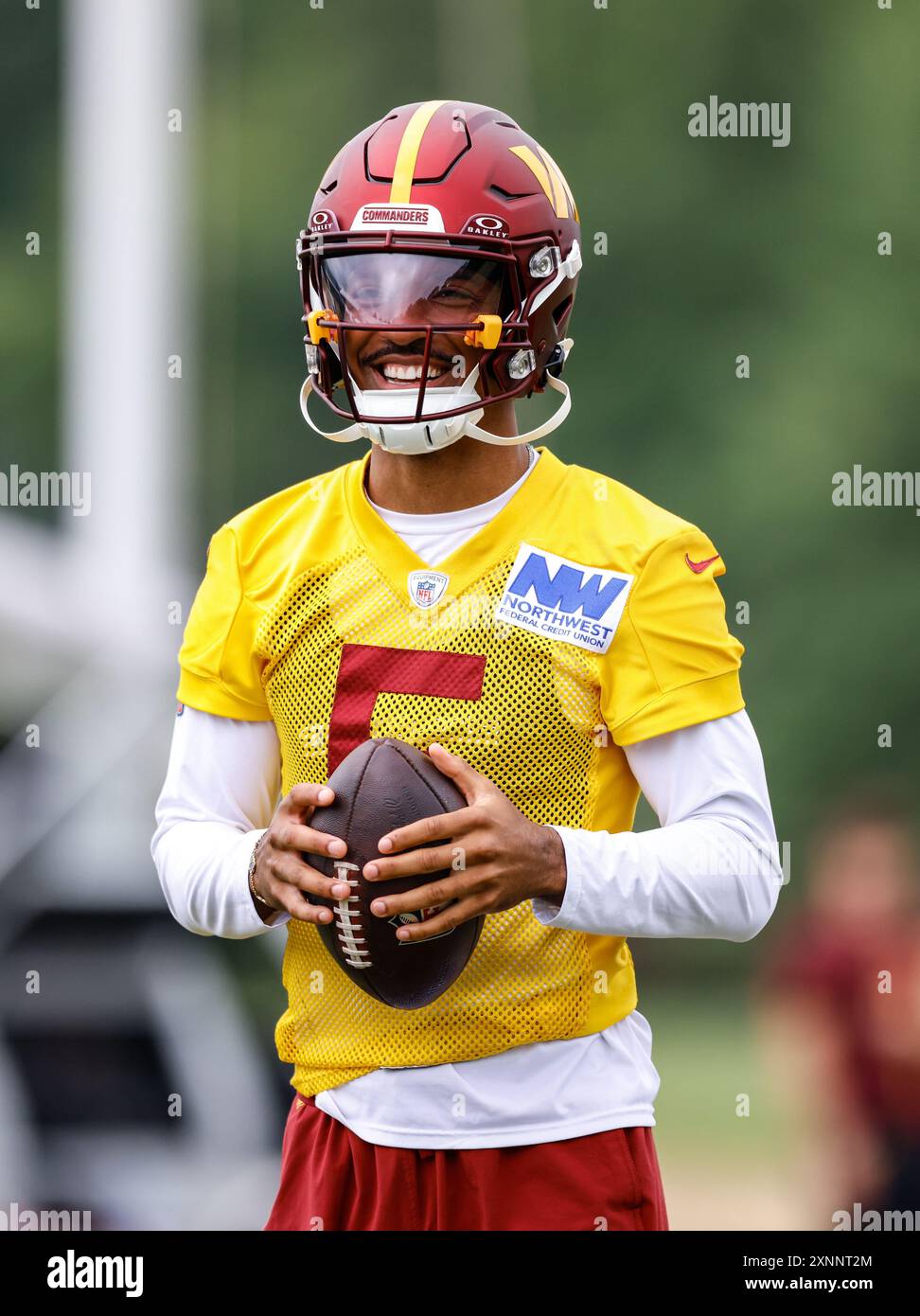 Washington Commanders quarterback Jayden Daniels (5) warming up before ...