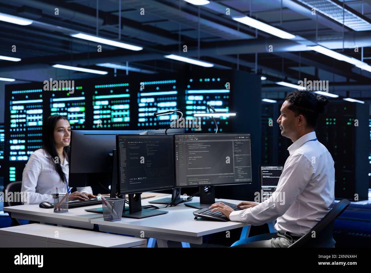 Teamworking data center computer hi-res stock photography and images ...