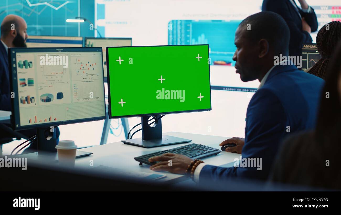 African american analyst works hi-res stock photography and images - Alamy