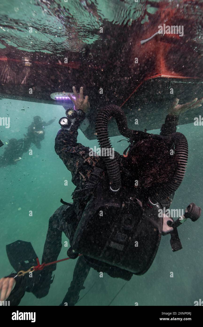 Peruvian Fuerzas Especiales (Special Forces) operators identify a ...