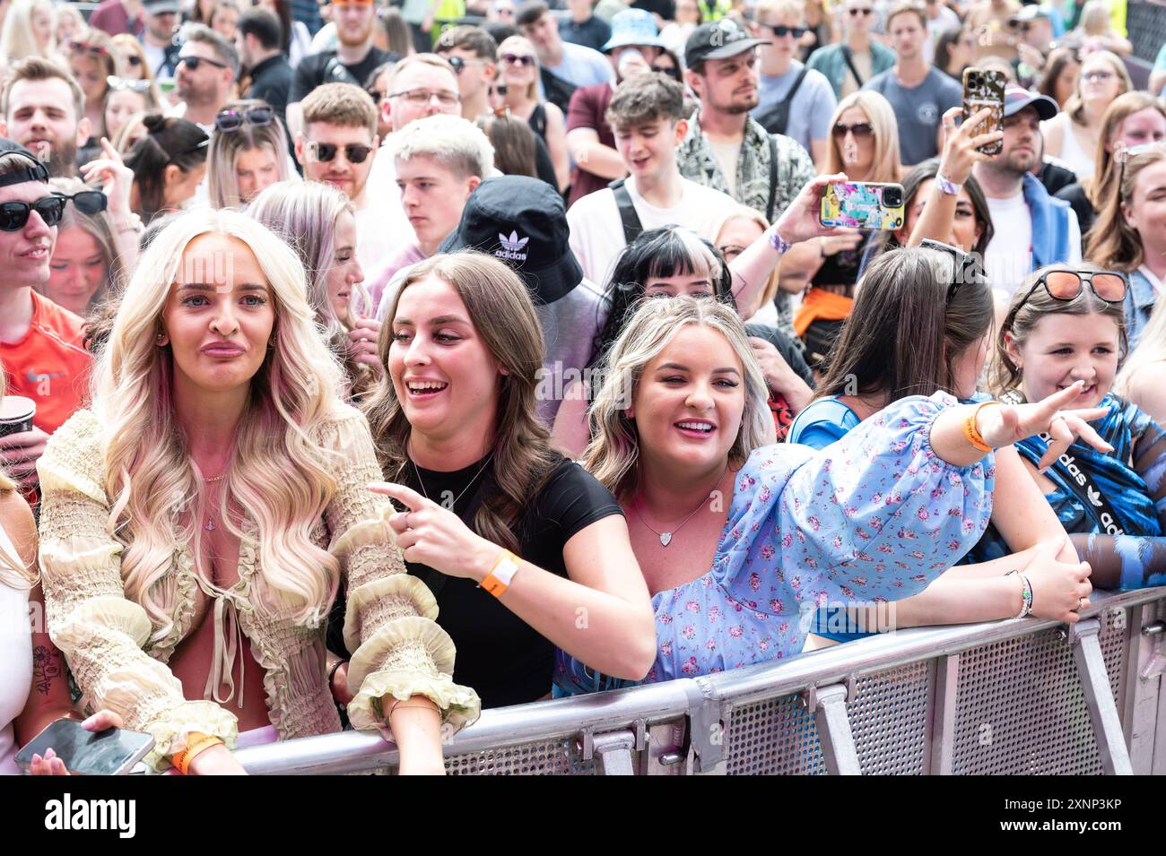 Crowd photographs hi-res stock photography and images - Alamy