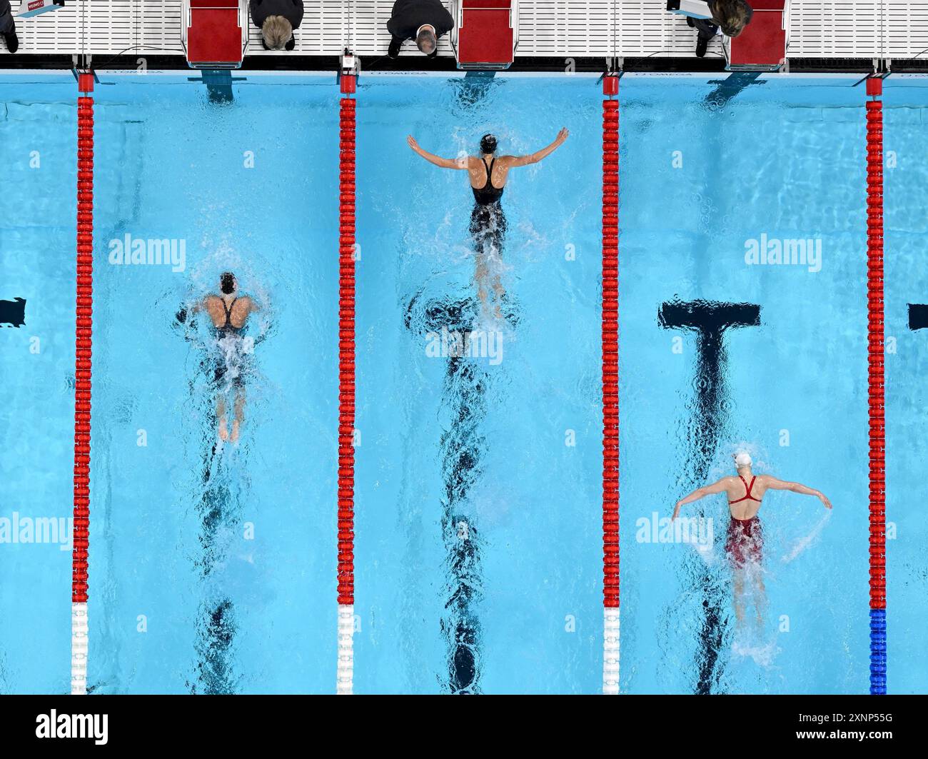 Paris, France. 1st Aug, 2024. Summer McIntosh (C) of Canada competes ...